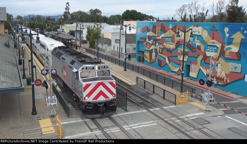 JPBX 920 Leads Caltrain 504